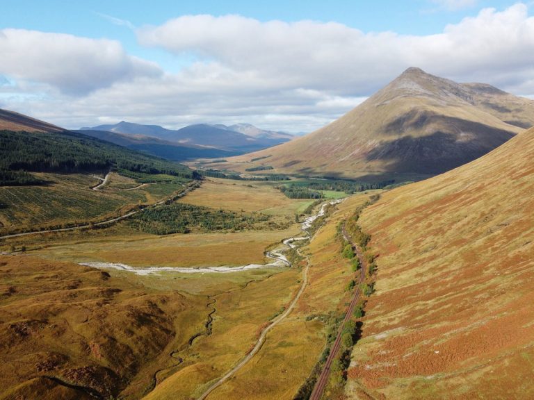 Il tweed: la guida completa sull'iconico tessuto inglese